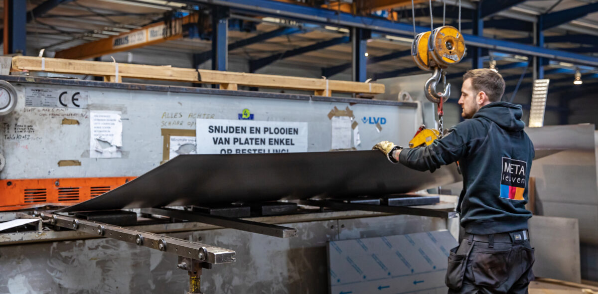 Cutting steel plates - IJzermagazijn